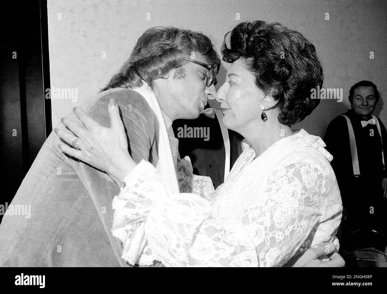 Barry Manilow, left, gives a congratulatory kiss to his mother, Edna ...