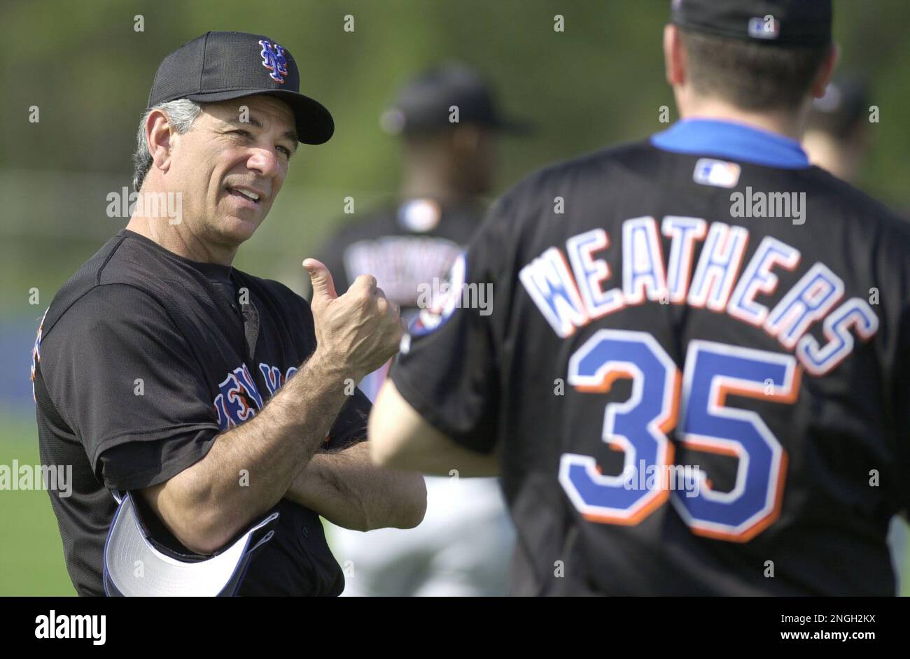 New York Mets manager Bobby Valentine talks with pitcher David Weathers ...