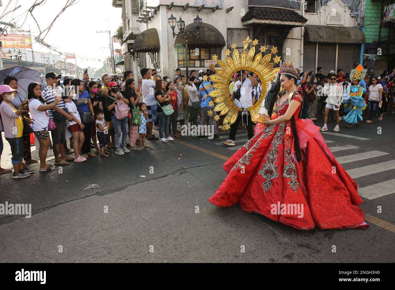 A performer holding an image of St. Rose of Lima pose for the crowd ...