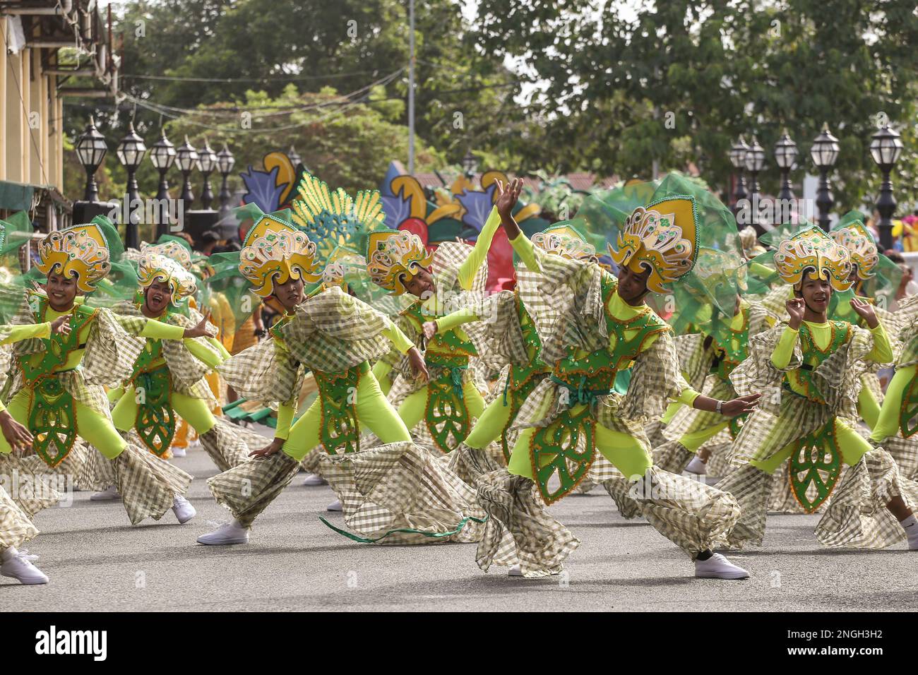 Manila, Philippines. 18th Feb, 2023. Performers dance on the street ...