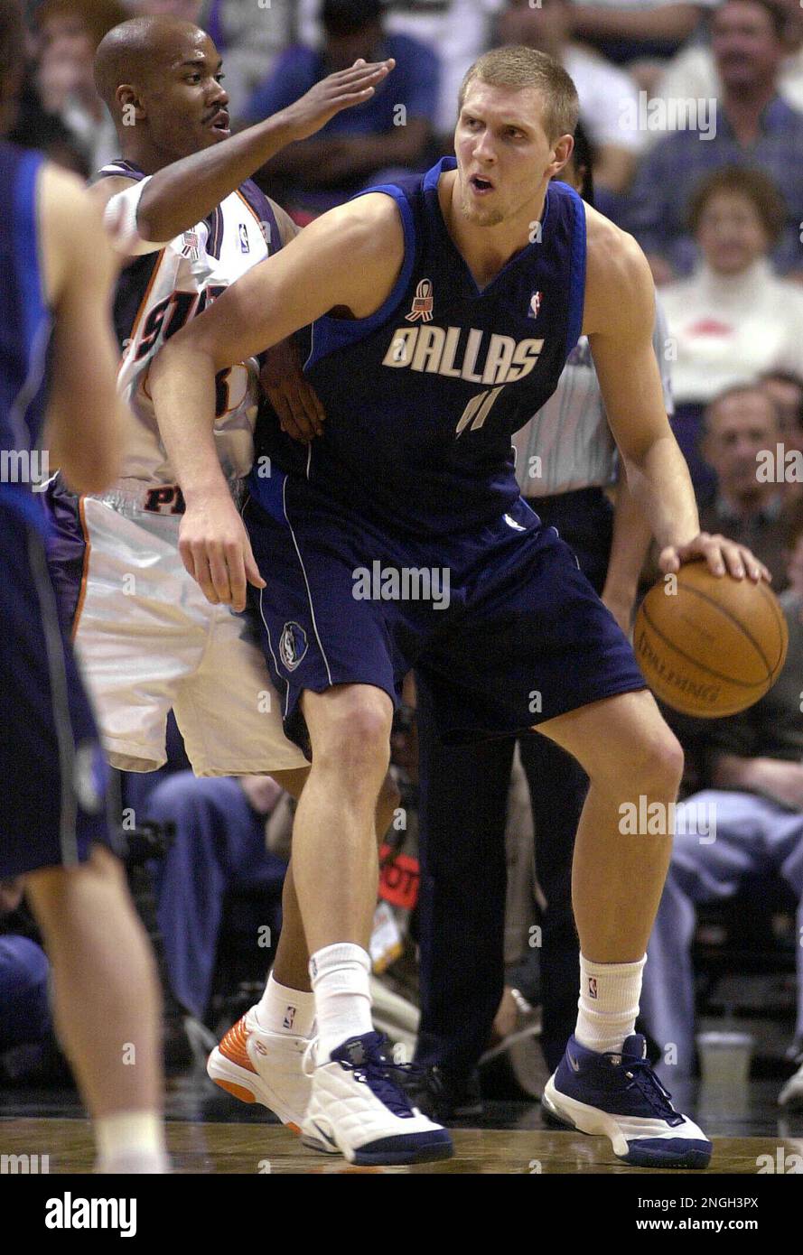 Dallas Mavericks' Dirk Nowitzki of Germany, right, backs down Phoenix ...