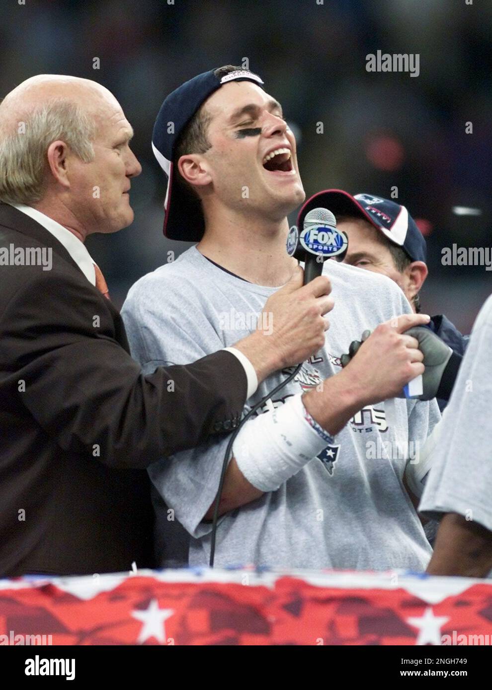 New England Patriots quarterback Tom Brady talks with Terry Bradshaw ...