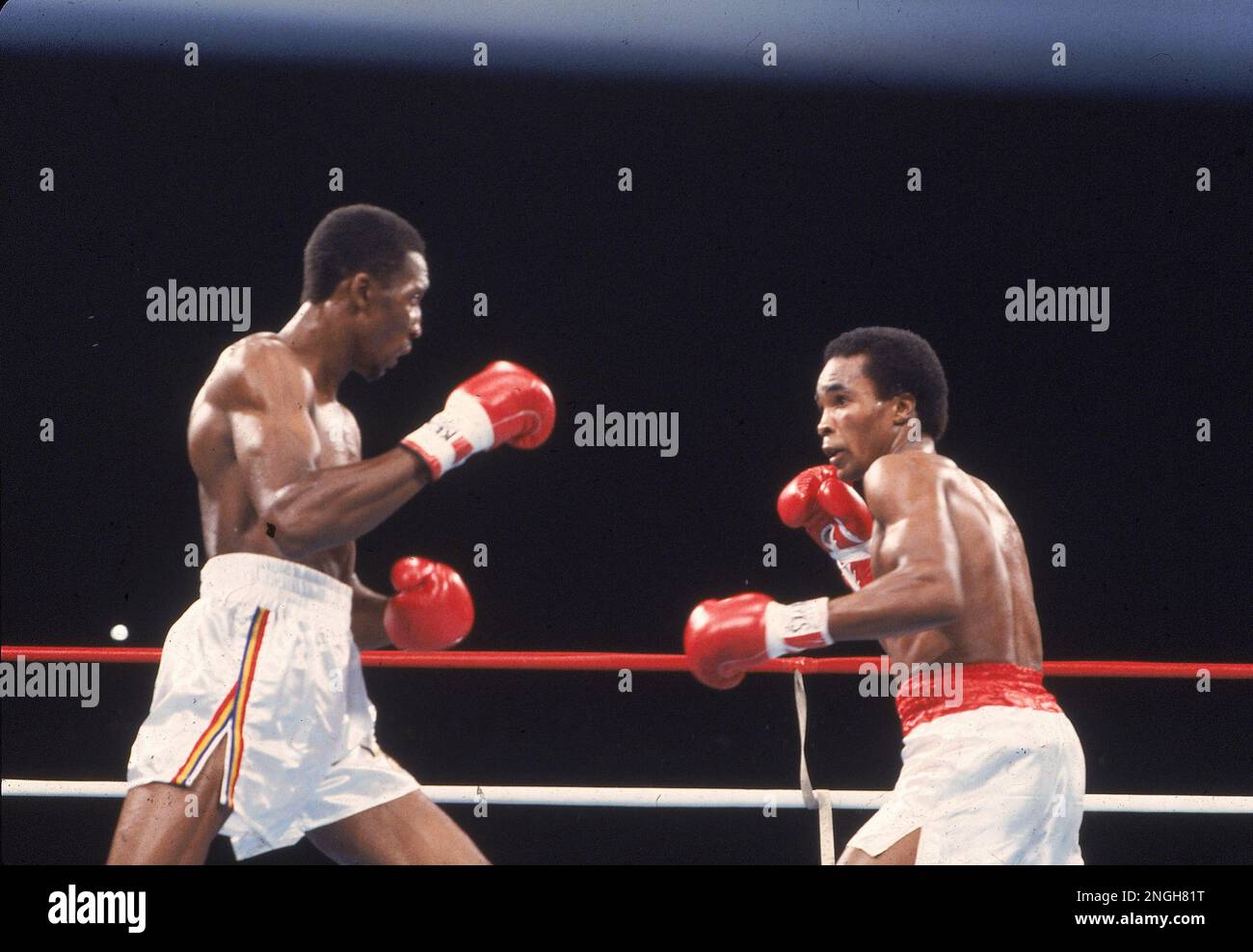 Welterweight boxing champion Sugar Ray Leonard, right, and challenger ...
