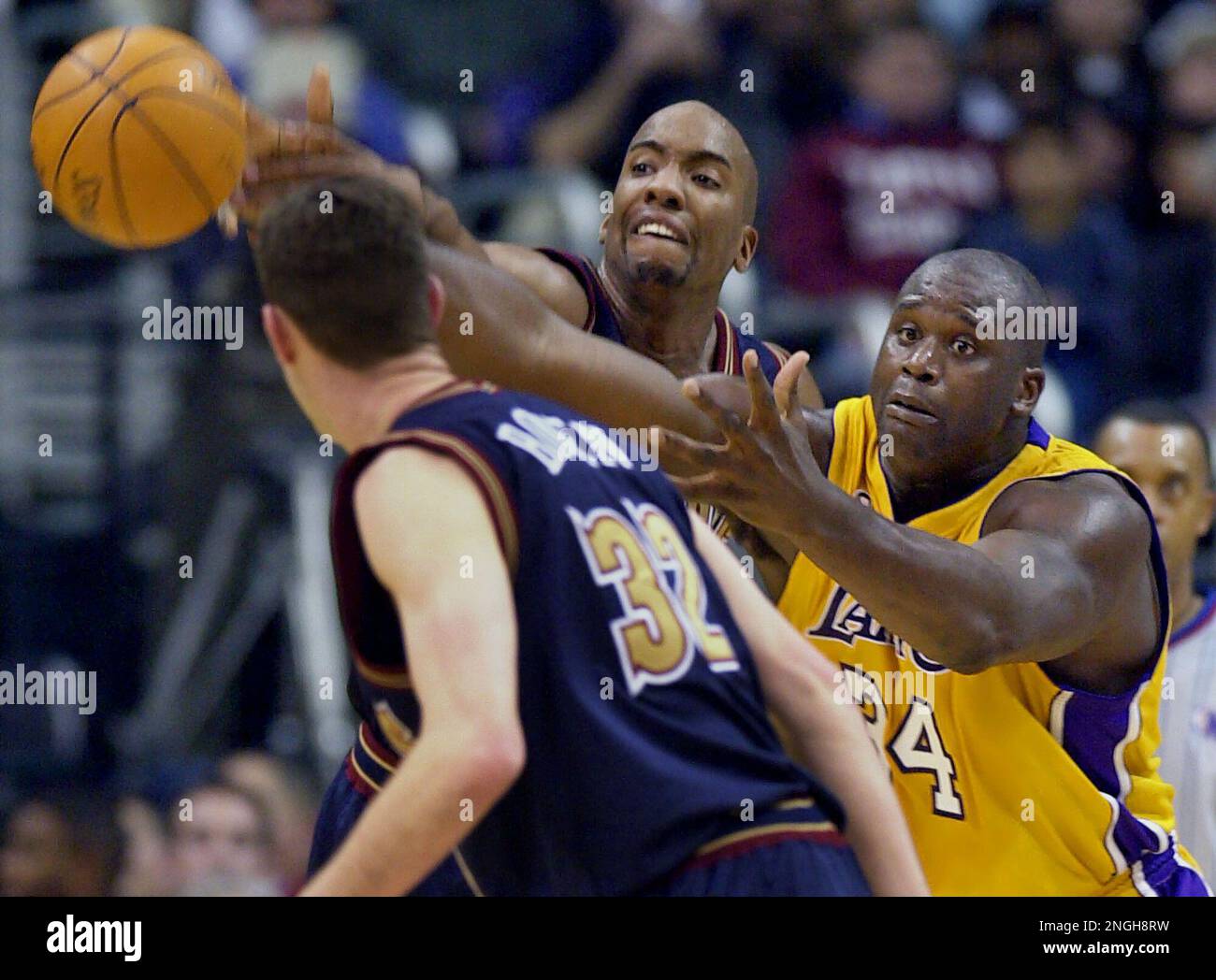 Denver Nuggets' Zendon Hamilton, center, steals the ball from Los ...