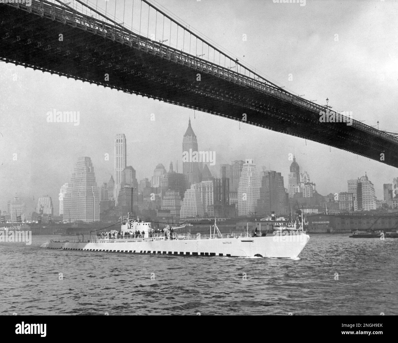 The new U.S. Navy submarine Nautilus N-2 passes under the Brooklyn ...
