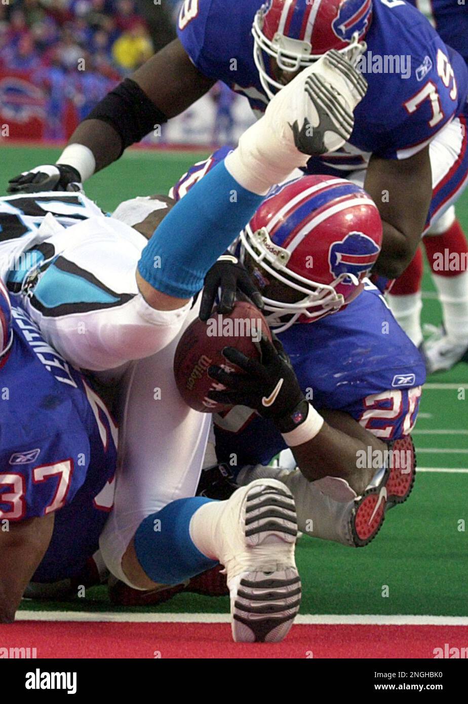 Buffalo Bills' Travis Henry (20) scores the game-winning touchdown over ...