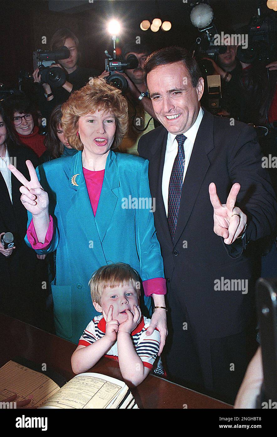 New York City mayoral candidate Rudolph Giuliani and his wife, Donna ...