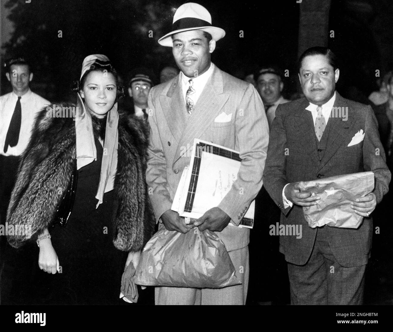 World heavyweight boxing champion Joe Louis smiles as he arrives with ...
