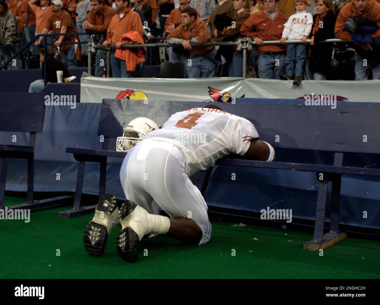 Texas wide receiver Roy Williams lays his head on the bench after Texas ...