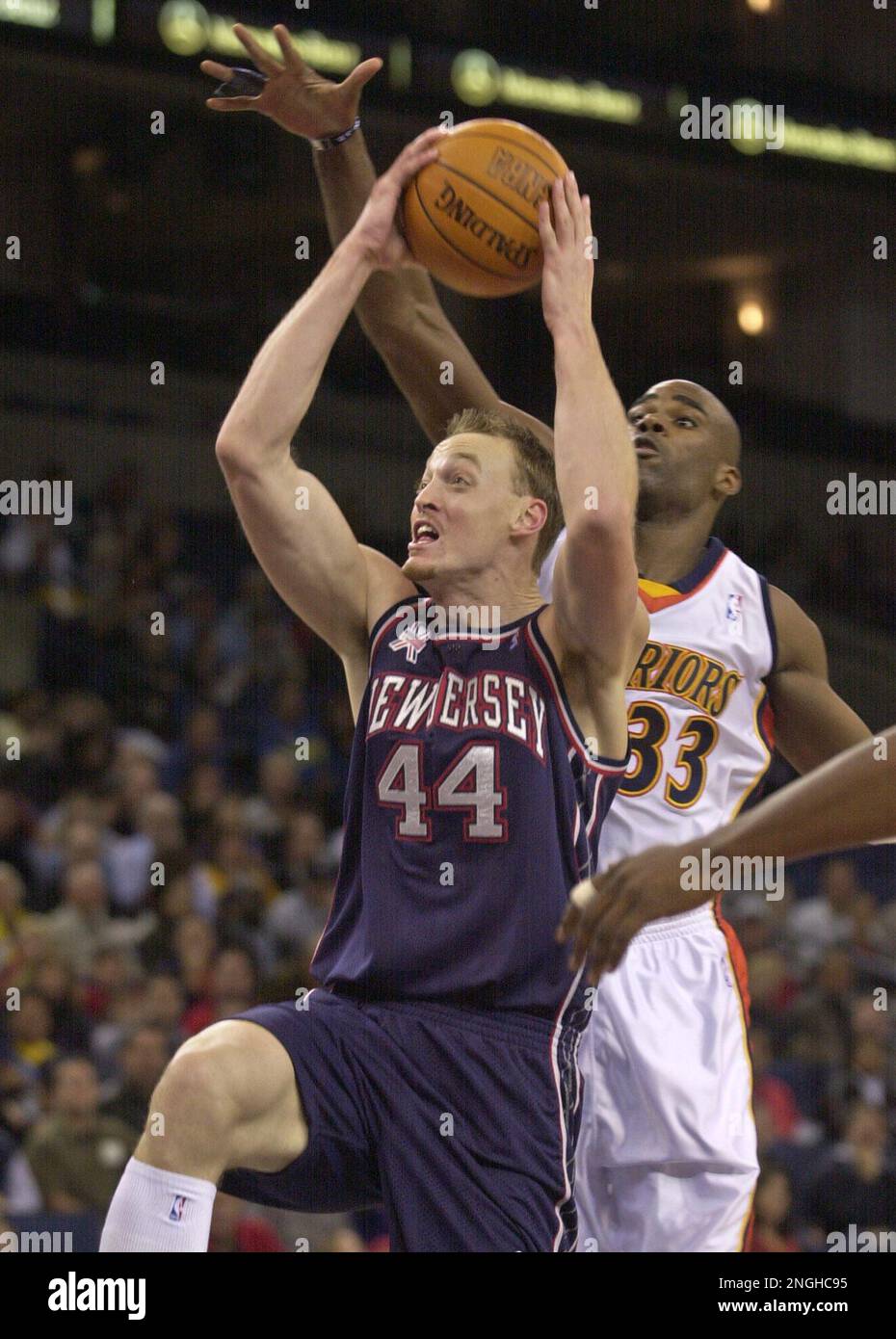 New Jersey Nets forward Keith Van Horn (44) drives to the basket with ...