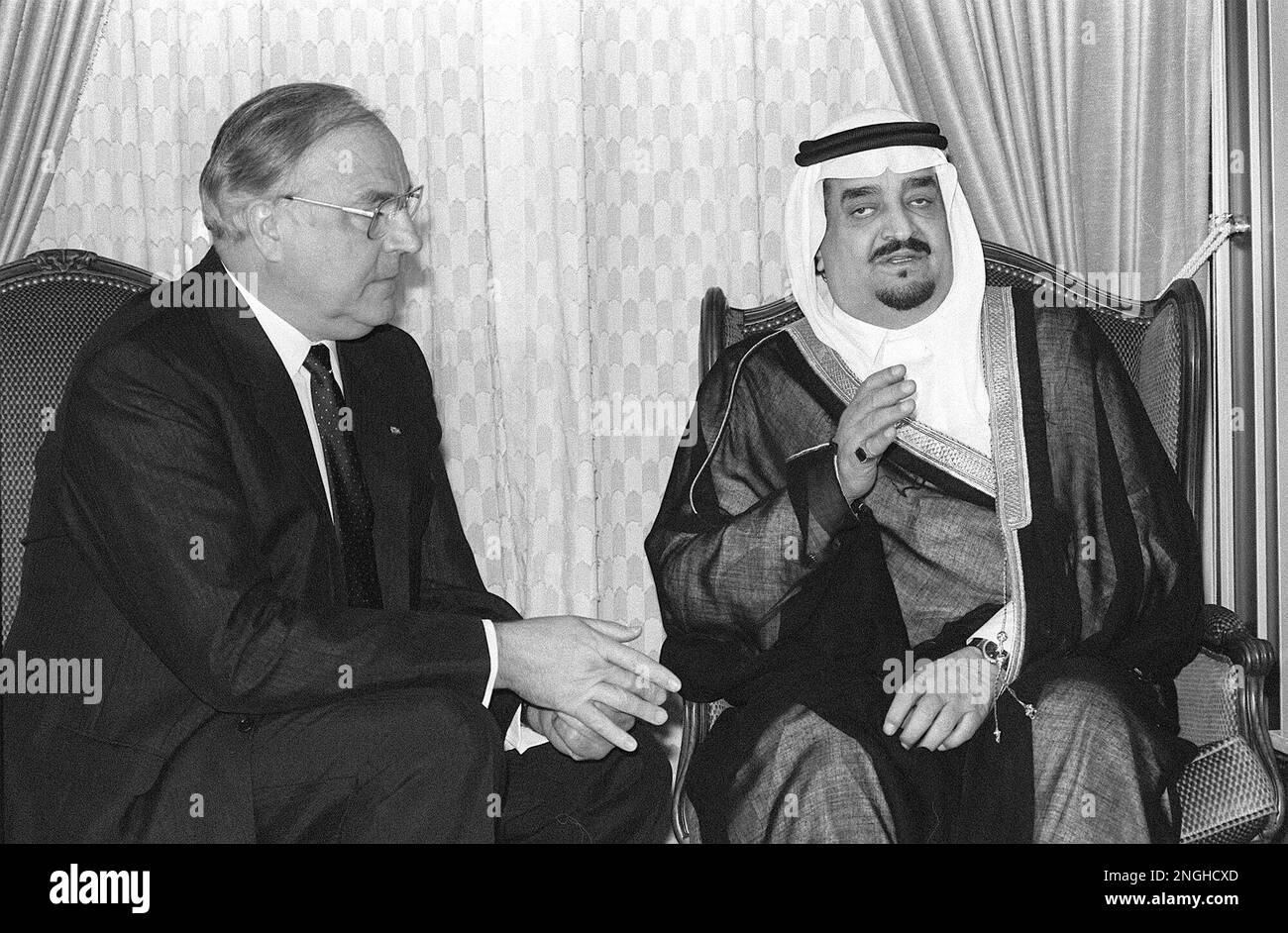 KOHL BEI KOENIG FAHD - Bundeskanzler Helmut Kohl (l) im Gespraech mit ...
