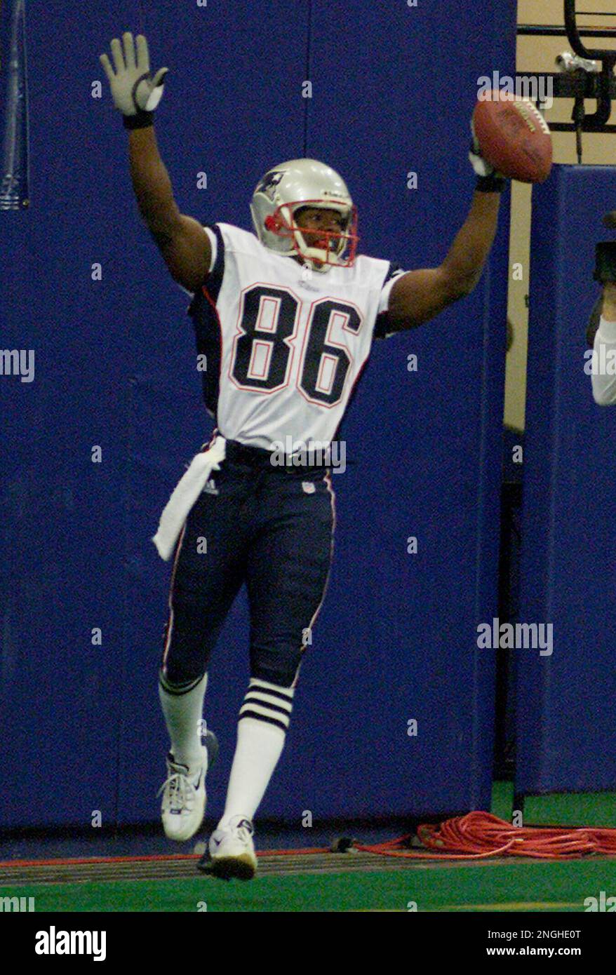 New England Patriots wide receiver David Patten (86) celebrates his 29 ...