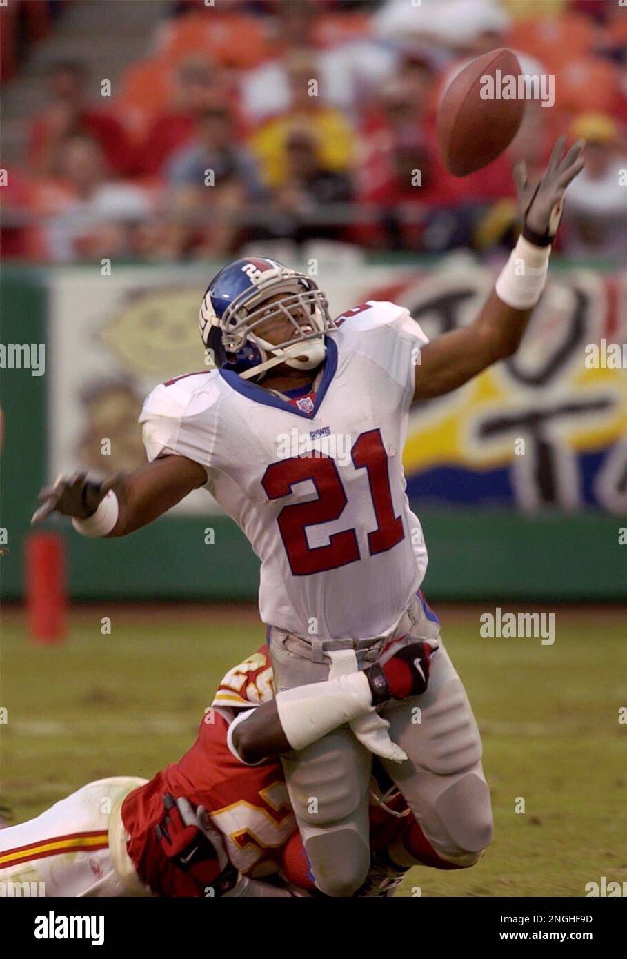 Kansas City Chiefs safety Greg Wesley, bottom, prevents New York Giants ...