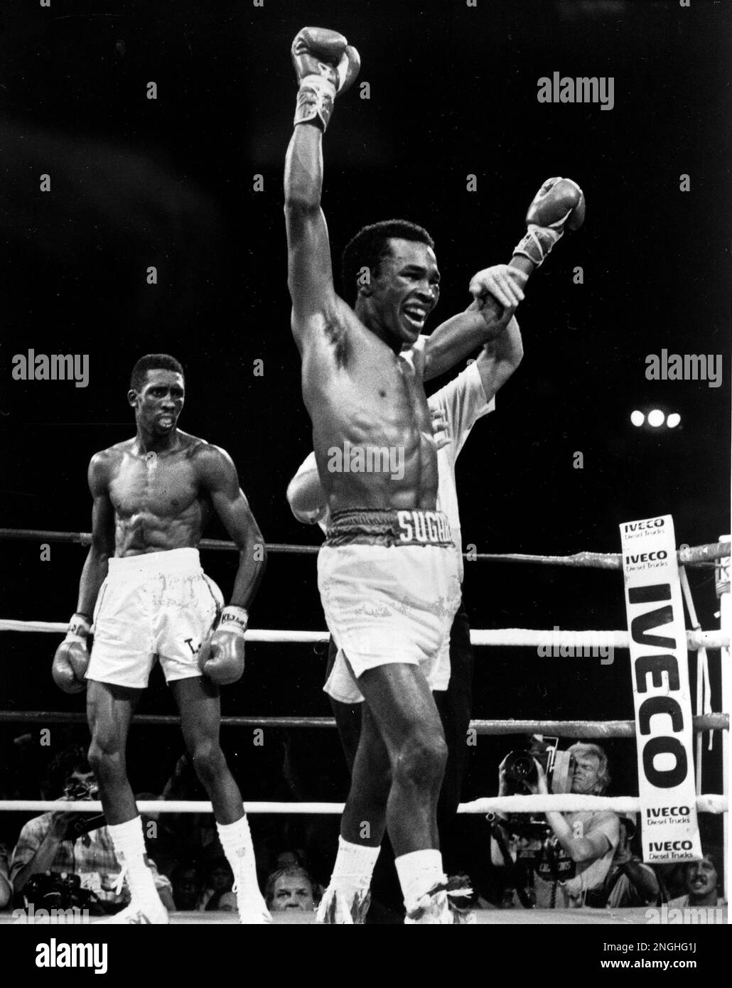 World welterweight champion Sugar Ray Leonard raises his hands in ...