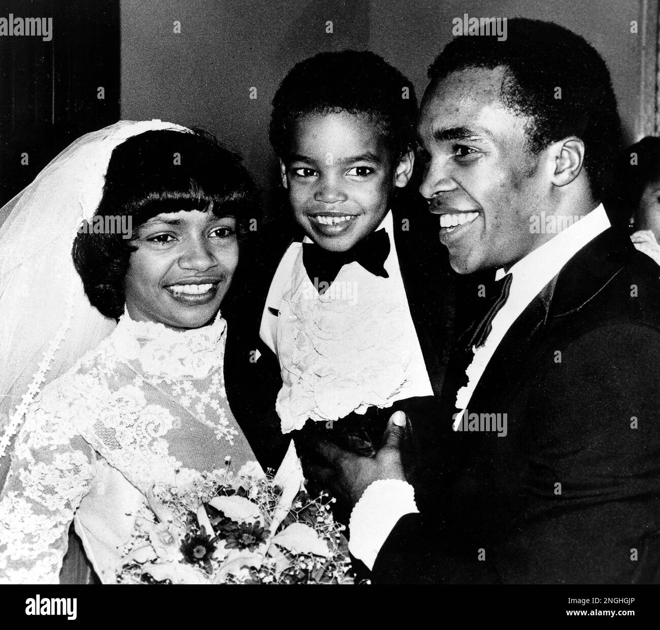 Welterweight boxing champion Sugar Ray Leonard and his bride, the ...