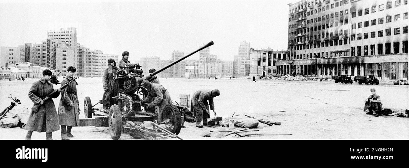 Soviet troops man an anti-aircraft gun in one of the squares of Kharkov ...
