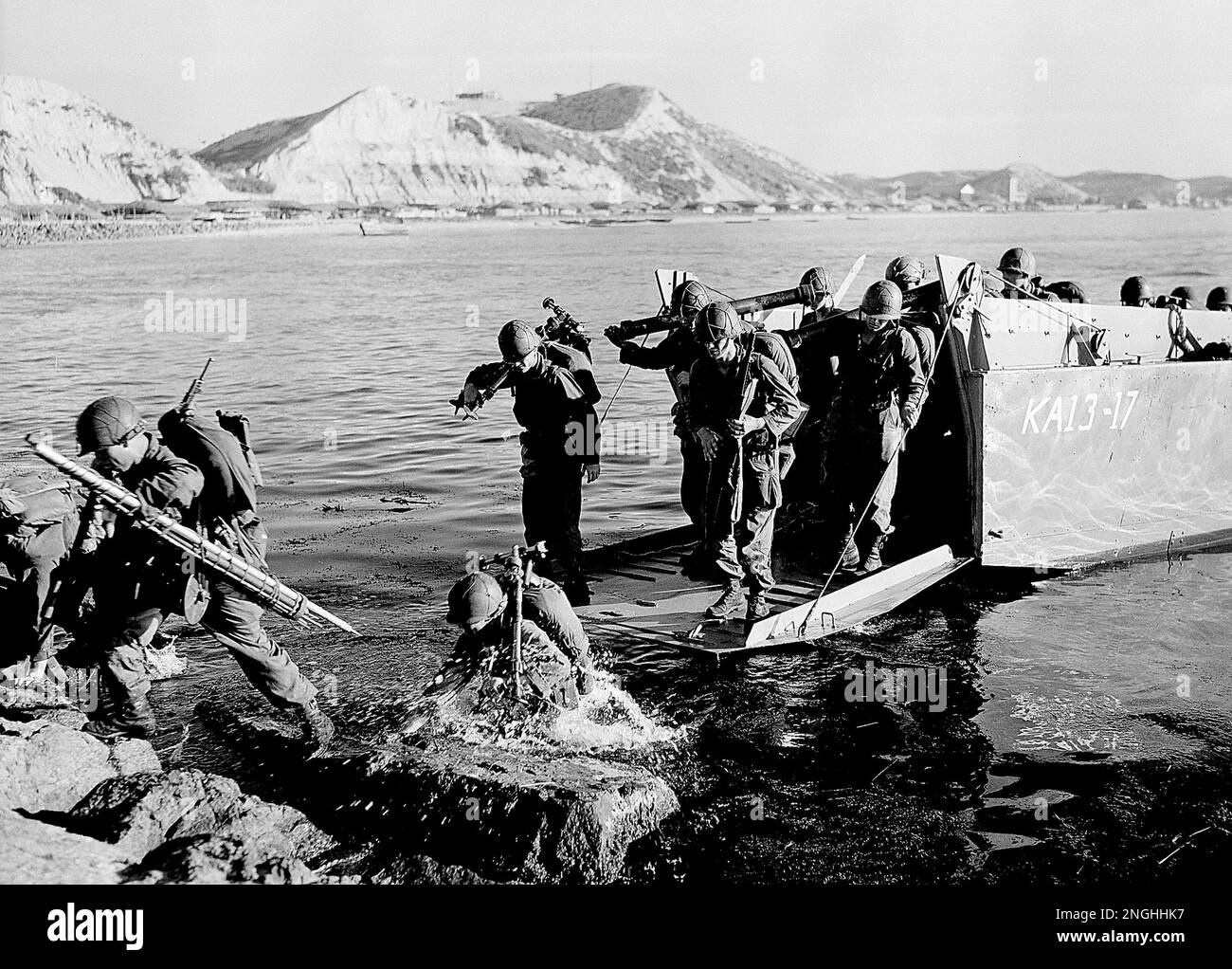 Troops of the First U.S. Cavalry Division land ashore at Pohang on the ...