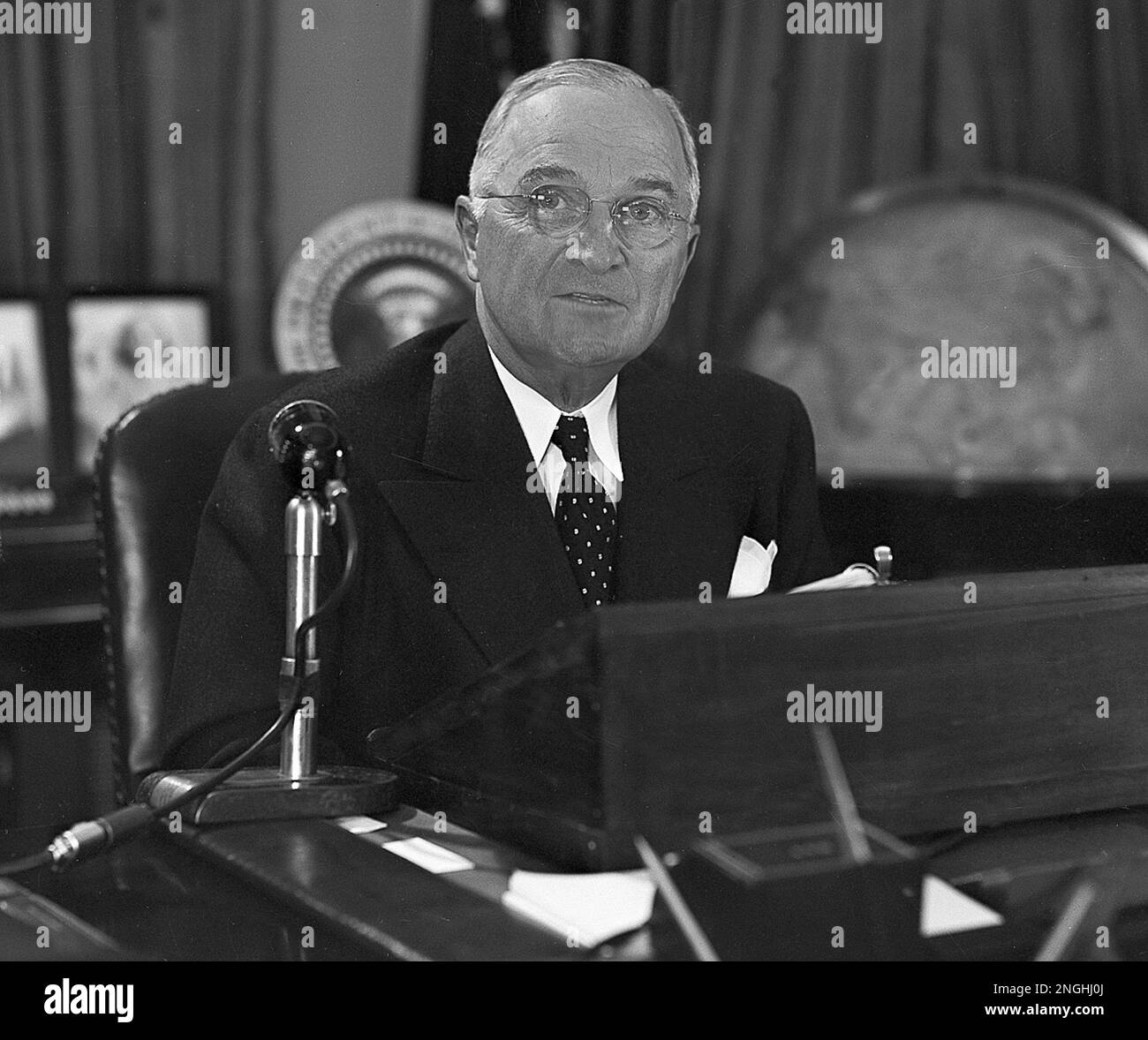 Harry truman douglas macarthur 1951 Black and White Stock Photos ...