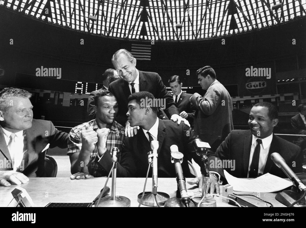 Cleveland "Big Cat" Williams, left, and World Heavyweight Champion ...
