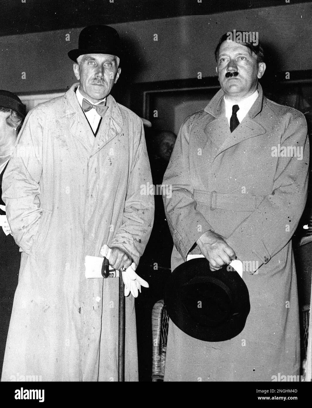 AP-Bild zeigt: Franz von Papen, links, und Adolf Hitler erschienen am ...