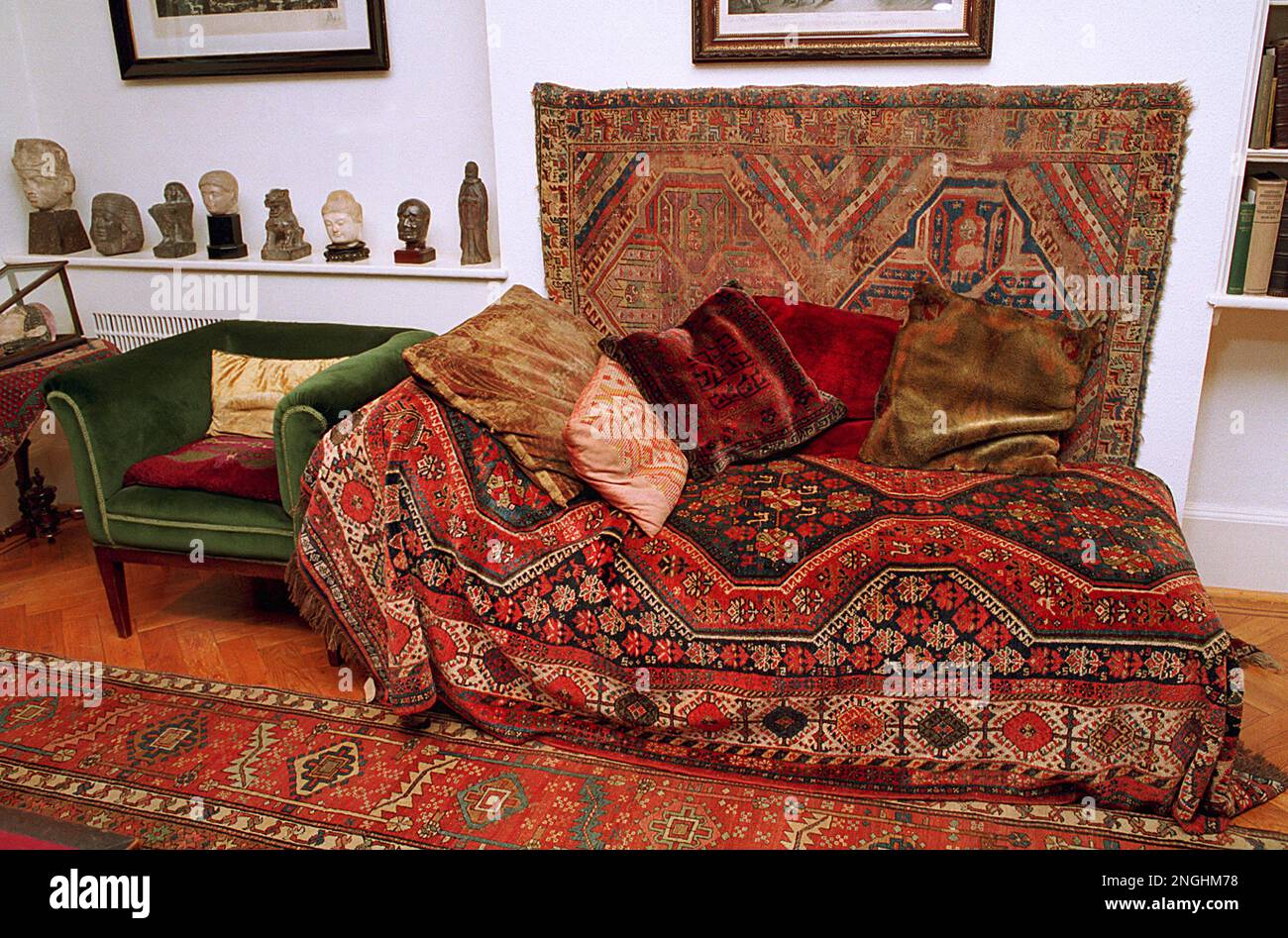 The couch that the psychoanalyst Sigmund Freud used for his patients ...
