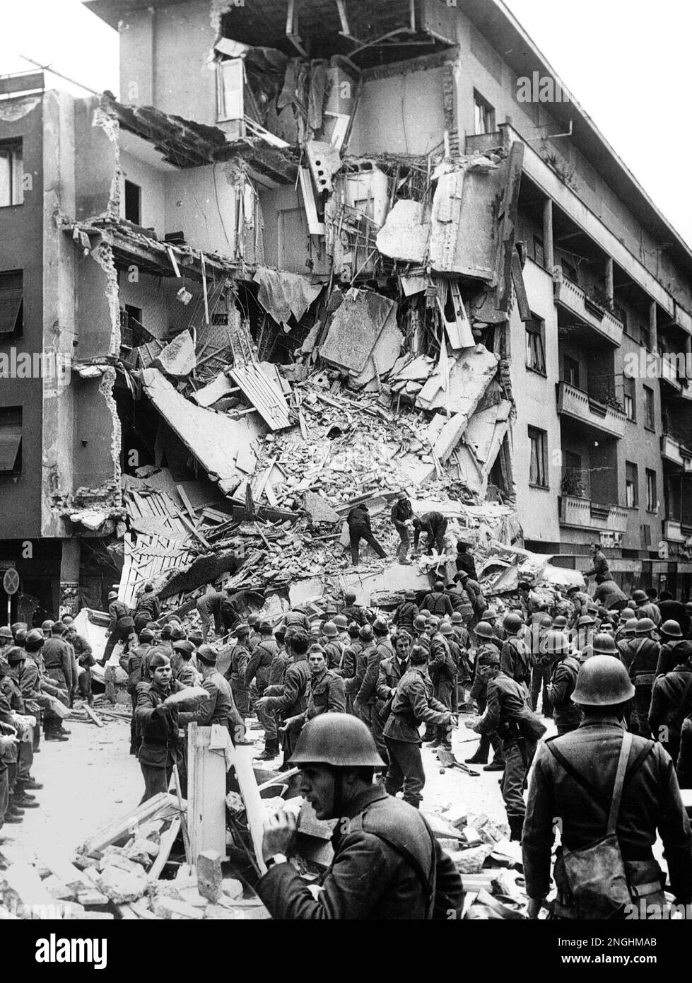 Earthquake at Banja Luka in Yugoslavia - Soldiers have been called in ...