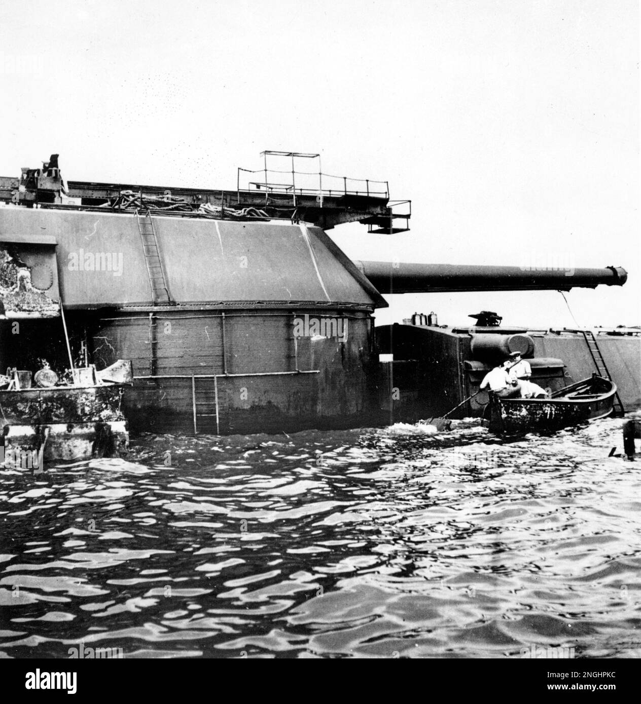 American divers work around the aft turrets of the battleship USS ...