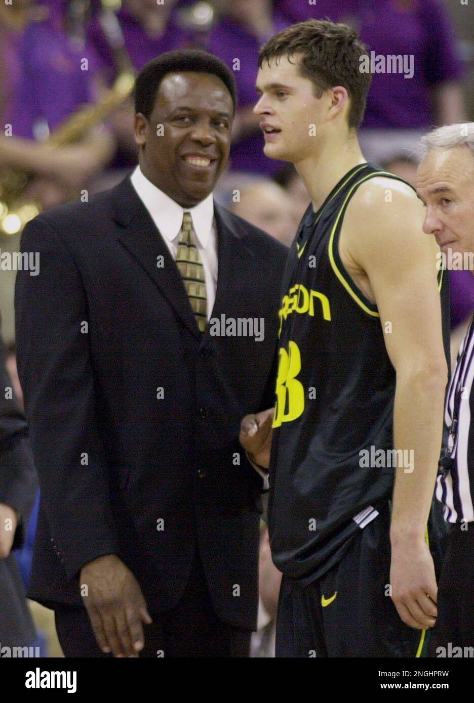 Oregon coach Ernie Kent, left, greets player Luke Jackson as Jackson ...