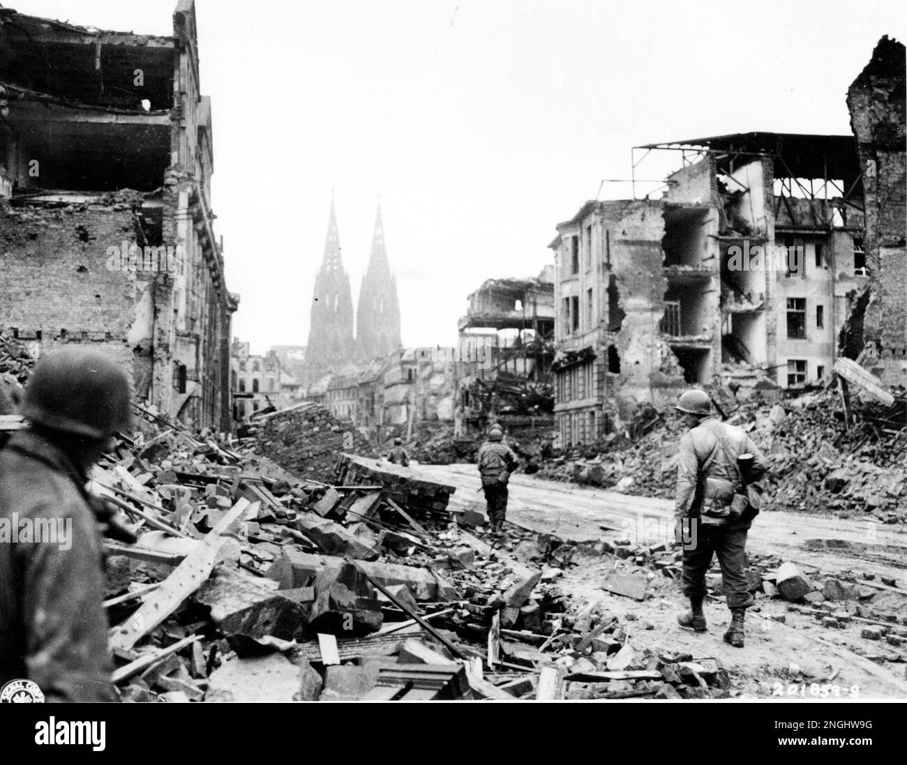 U.S. Troops of the 3rd Armored Division, 1st U.S. Army, advance through ...