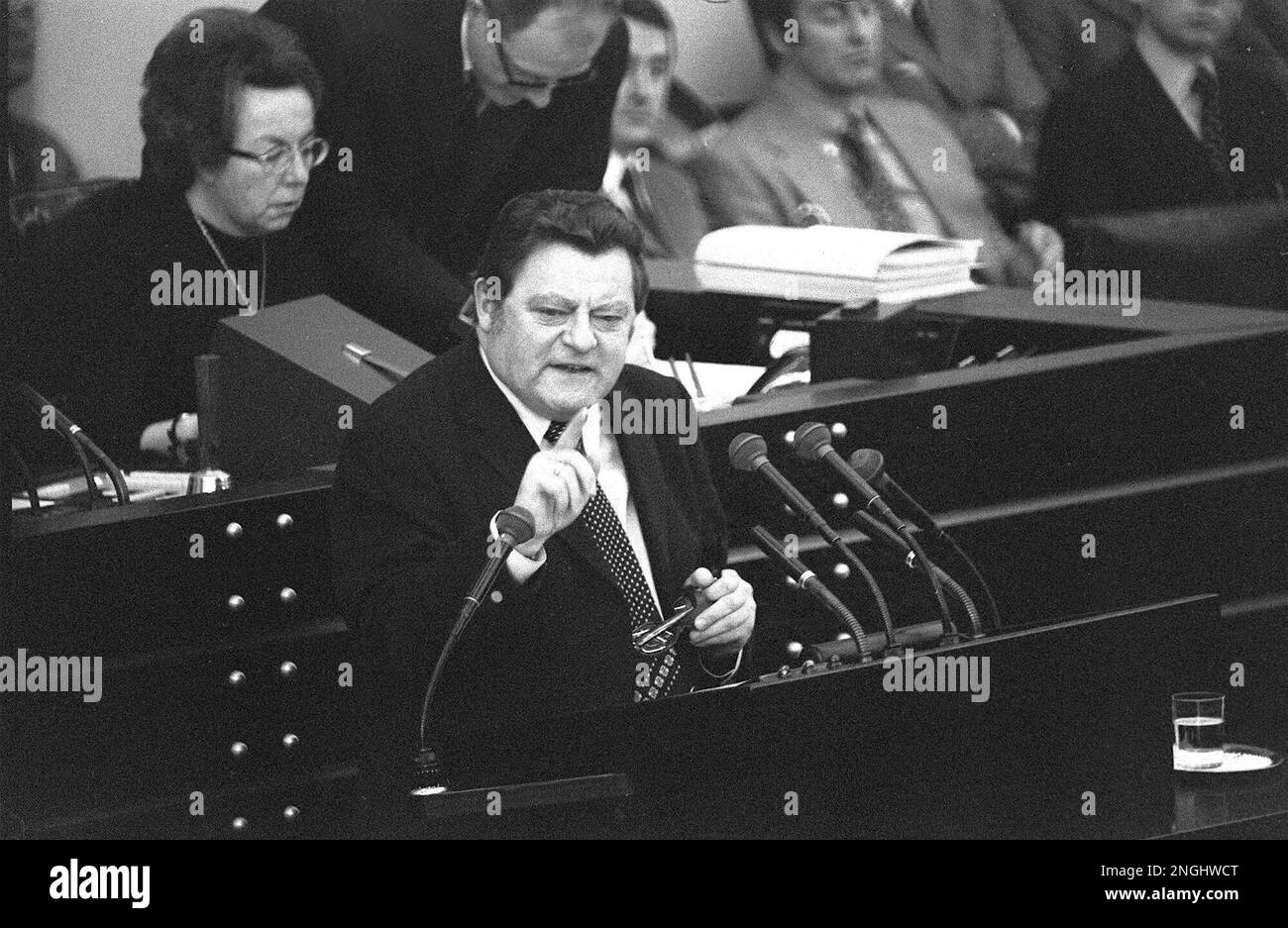 Wirtschafts- und Waehrungsdebatte im Bonner Bundestag: der ...