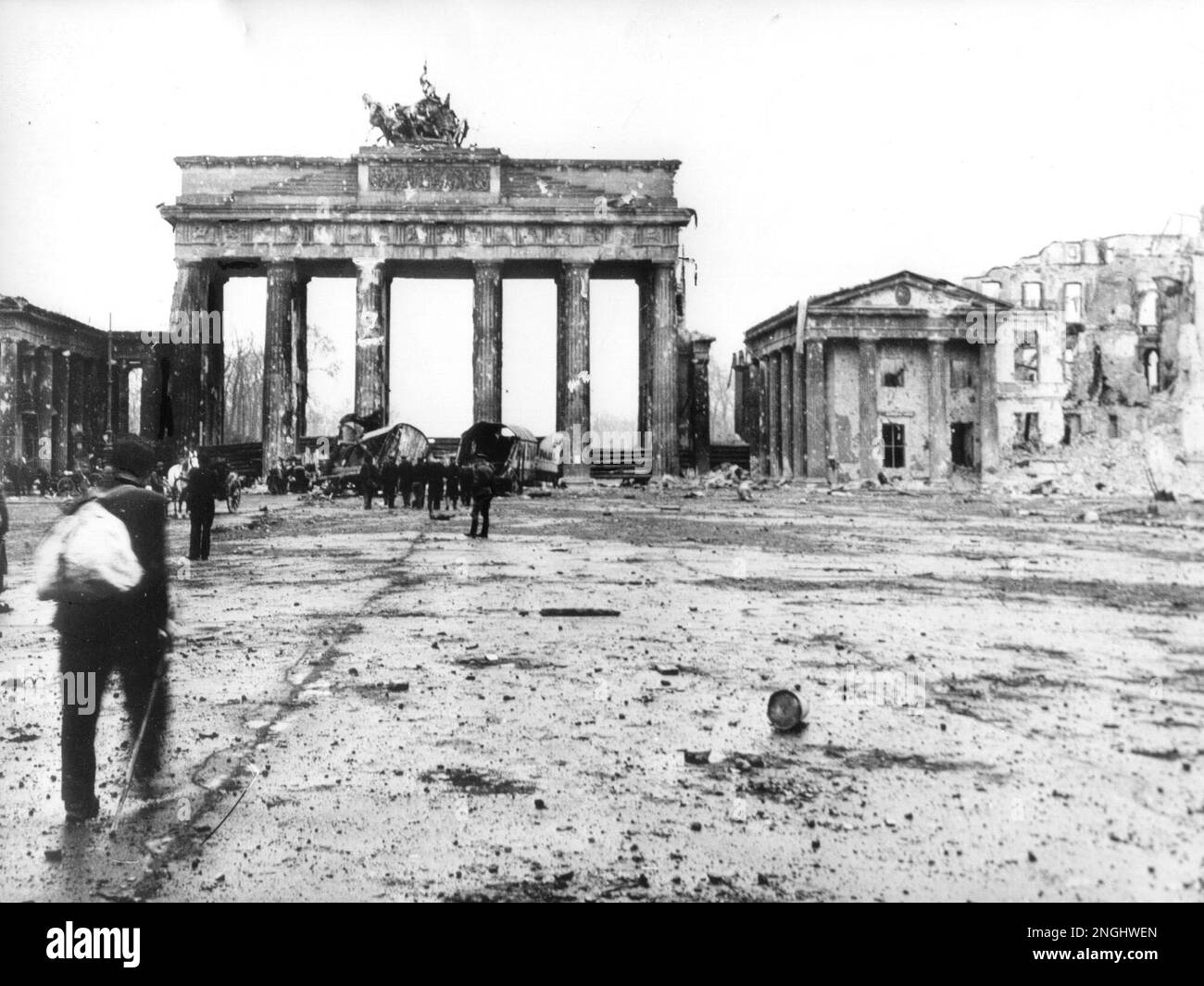 Unser Foto zeigt das Brandenburger Tor, Berlin, nach der Kapitulation 1945. (AP-Photo Stock ...