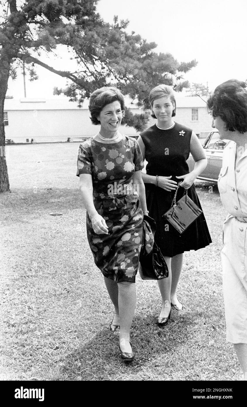 Janet Lee Auchincloss, mother of Jacqueline Kennedy, and her daughter ...