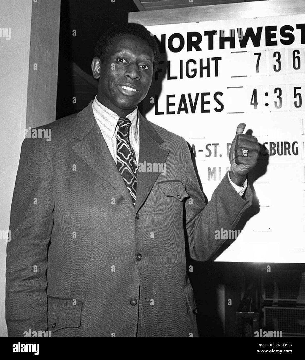 Former Detroit pistons coach Earl Lloyd gestures at Chicago's O'Hare ...