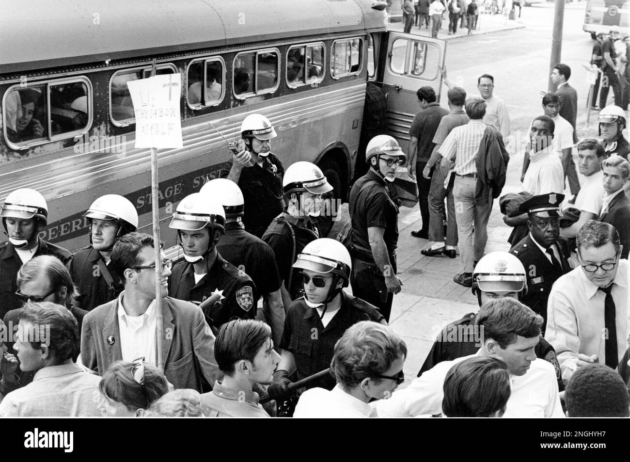 Draft and anti-Vietnam War protesters shout "don't go, don't go" to ...