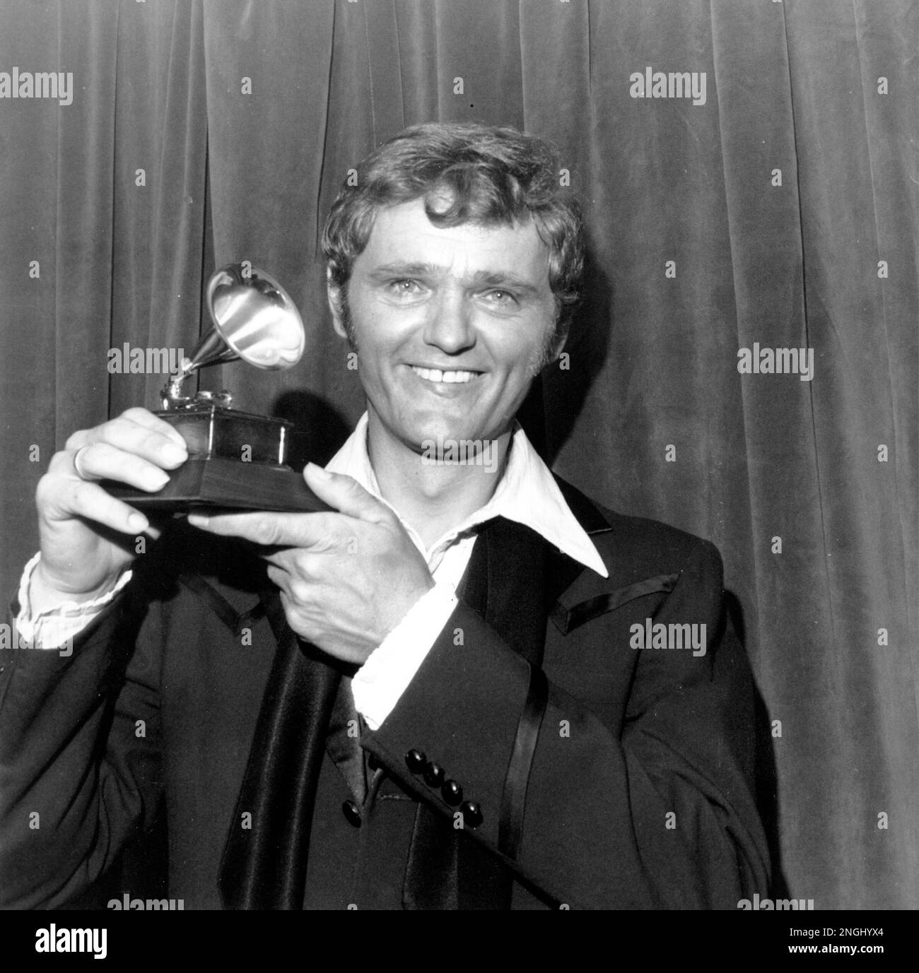 Country singer Jerry Reed holds his award at the 44th Annual Grammy ...
