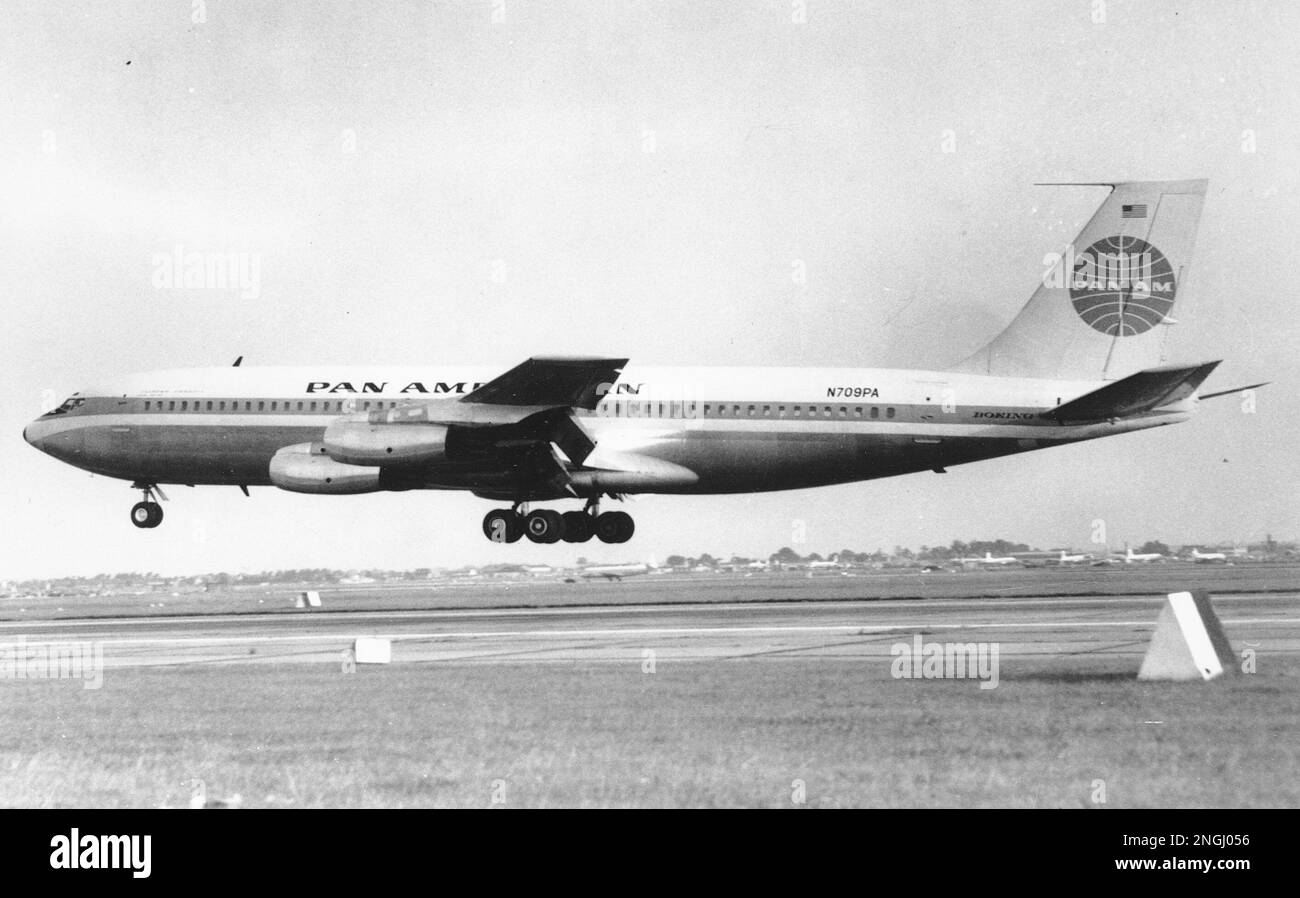 A Pan American World Airways Boeing 707 turbo-jet airliner lands at ...