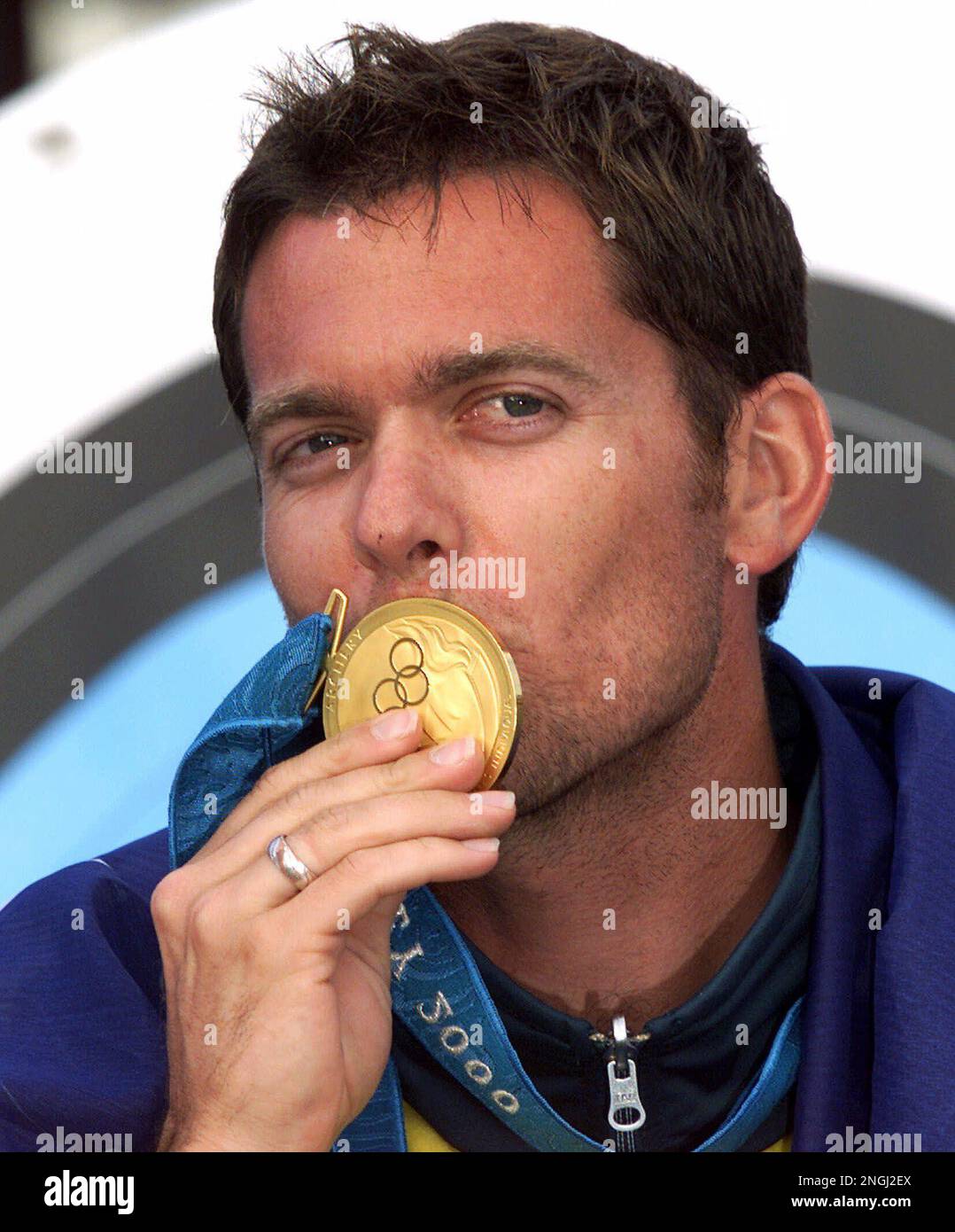 Australian Simon Fairweather kisses his gold medal after winning the ...