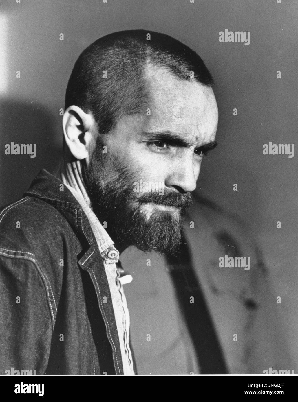 Alleged murderer Charles Manson arrives in a courtroom in Los Angeles ...