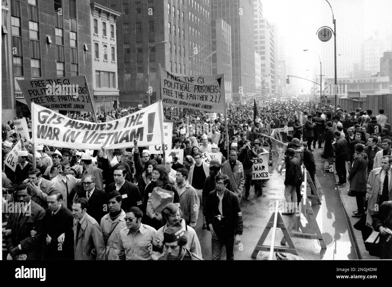 Thousands of anti-Vietnam war protesters march along the Avenue of the ...