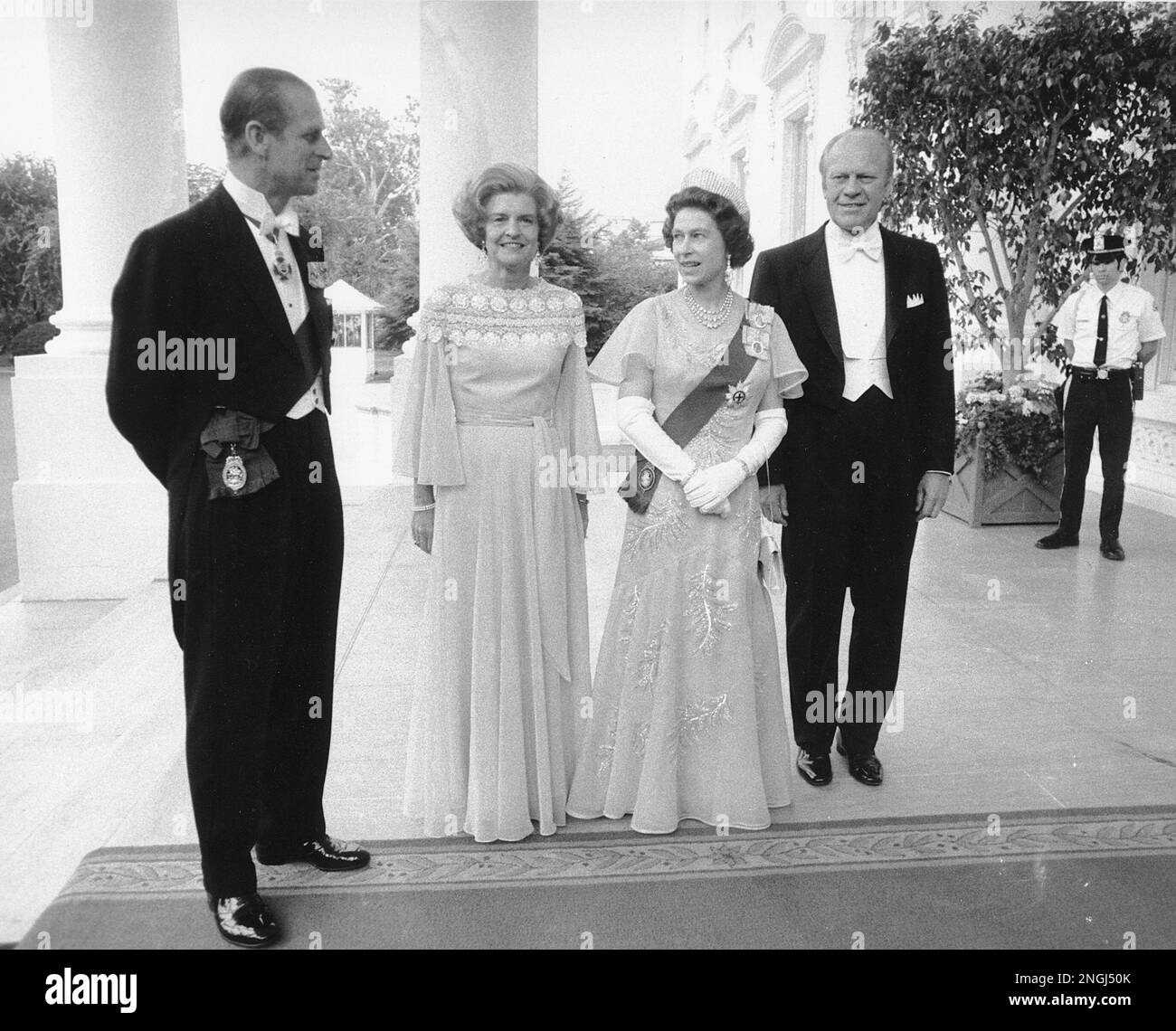 President Ford and first lady Betty Ford pose with Queen Elizabeth II ...
