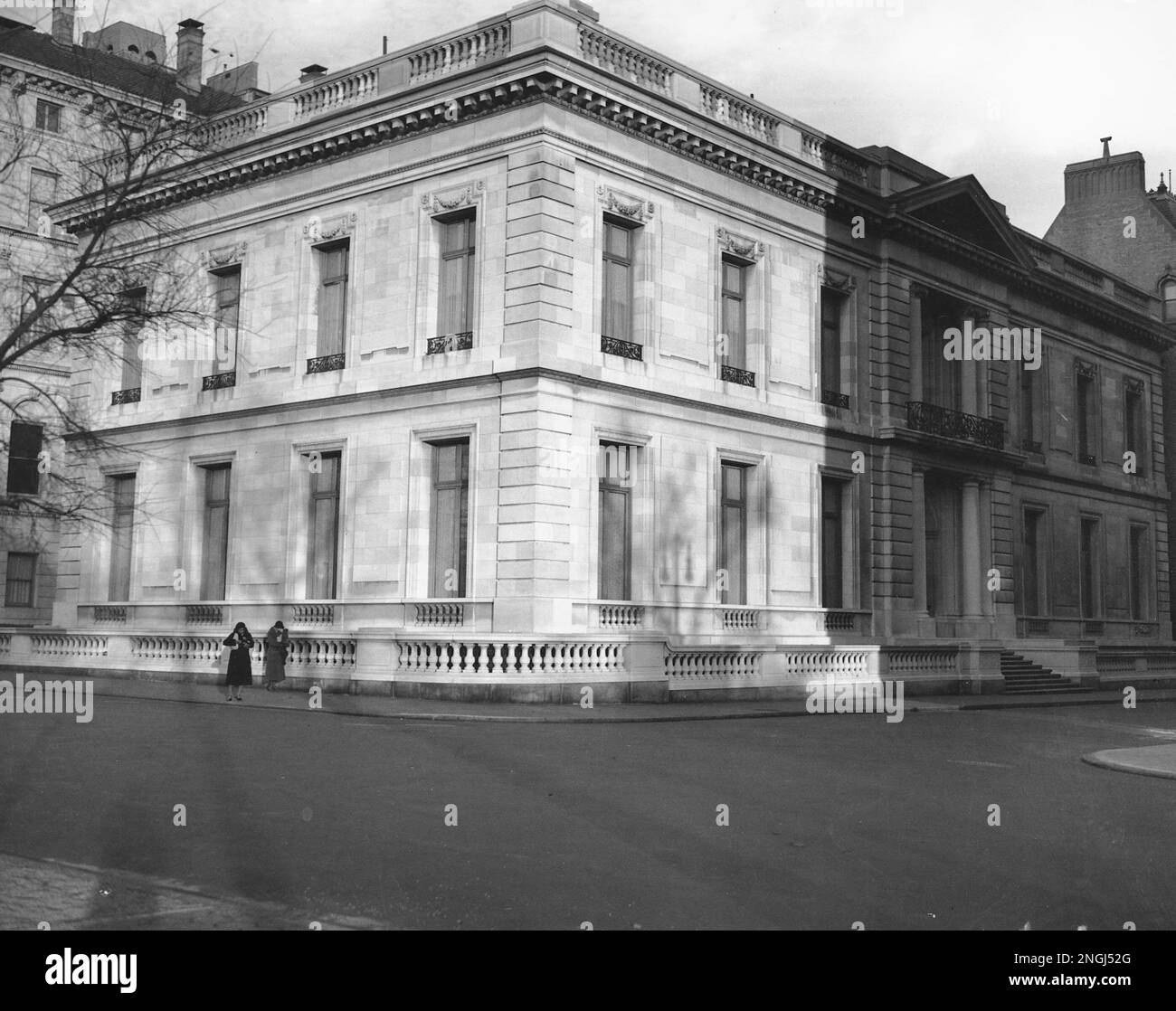This is a 1933 photo of the home of Doris Duke at 1 East 78th Street in ...
