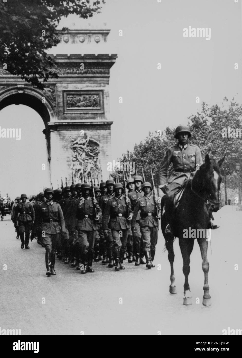 German occupation troops march through the Arc de Triomphe on Champs ...