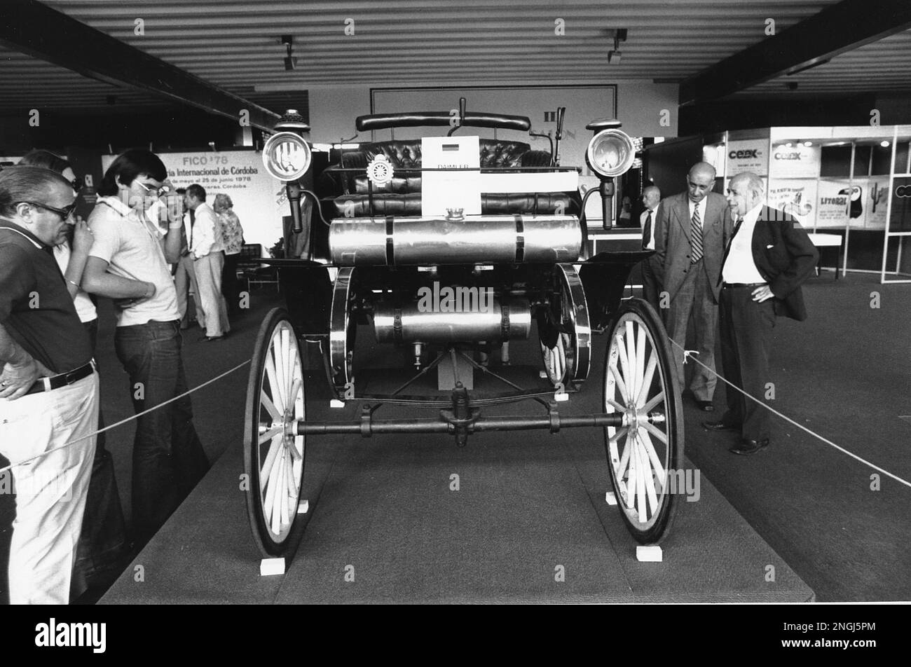 This is a photo of the original 1891 gasoline-engined Daimler ...