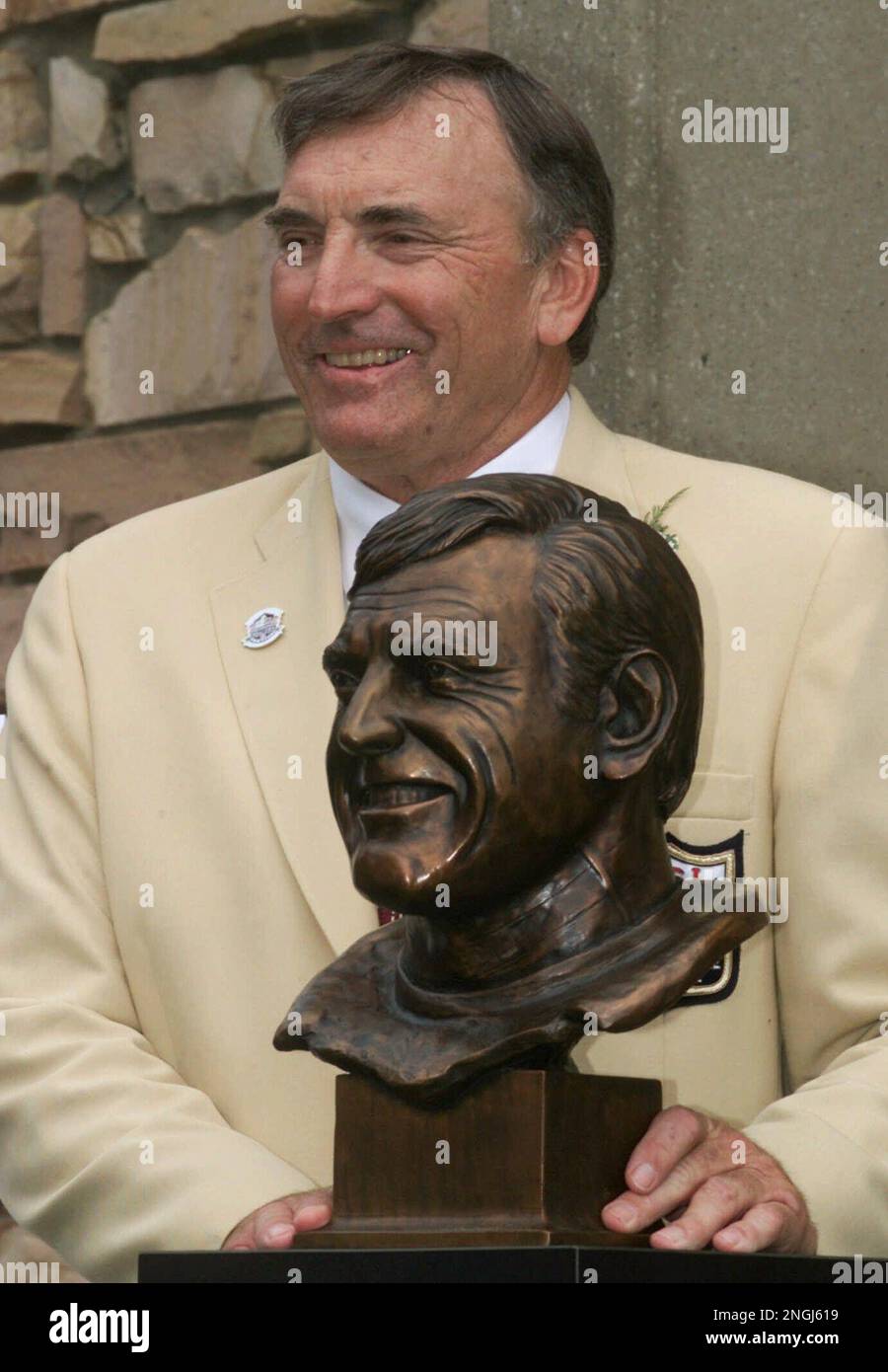 Former San Francisco 49ers great Dave Wilcox poses with his bust after ...