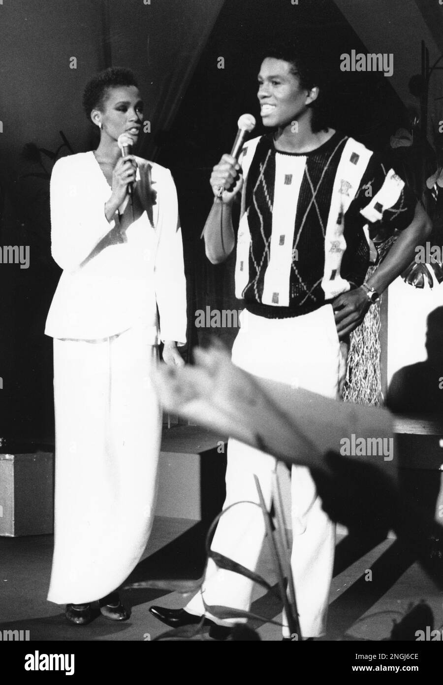 Whitney Houston and Jermaine Jackson sing during a rehearsal for the ...