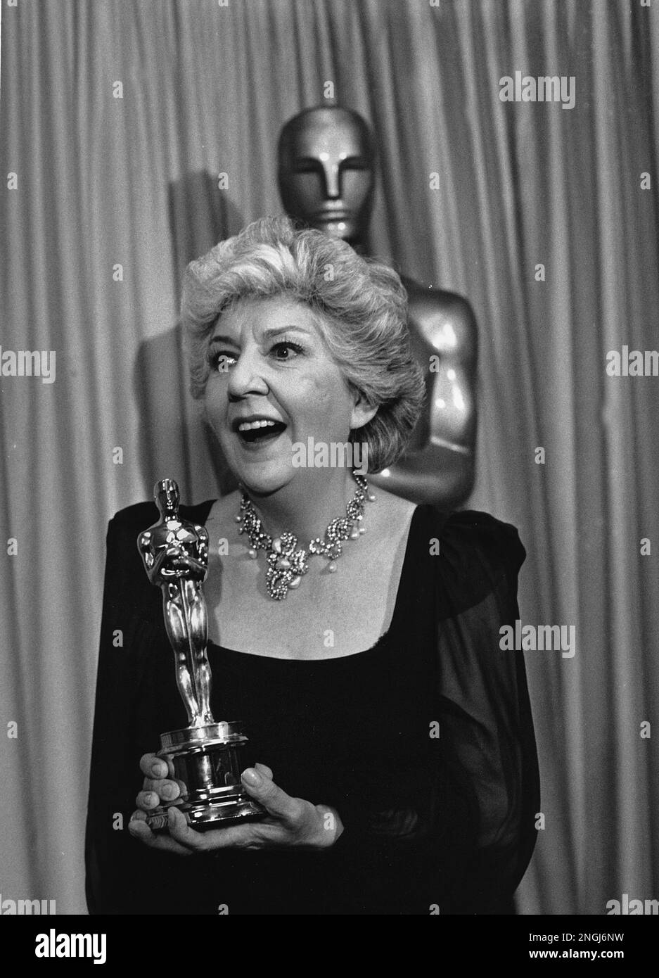Maureen Stapleton holds her Oscar for best performance by a supporting ...