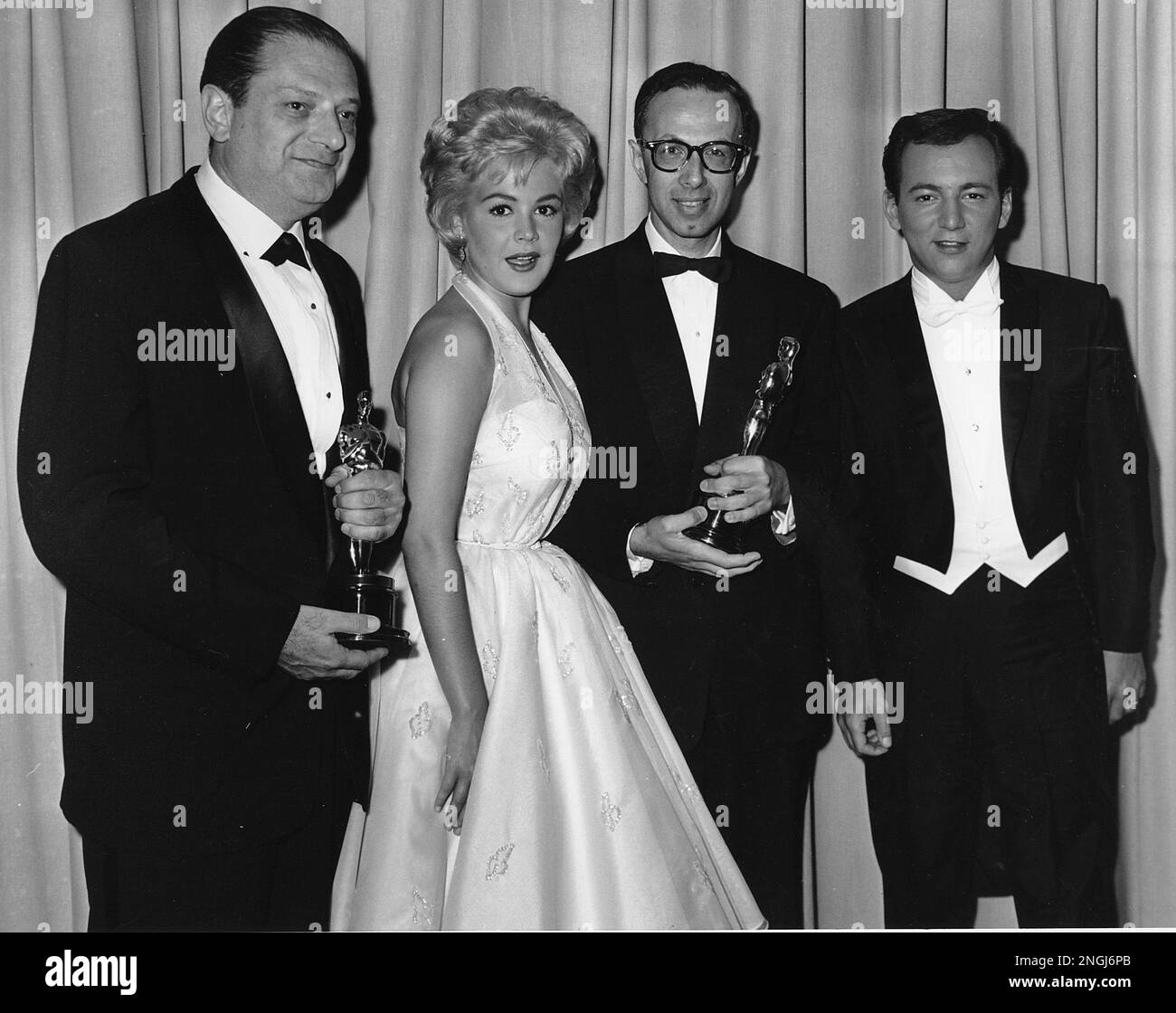 Award presenters Sandra Dee and Bobby Darin, right, pose with Oscar ...