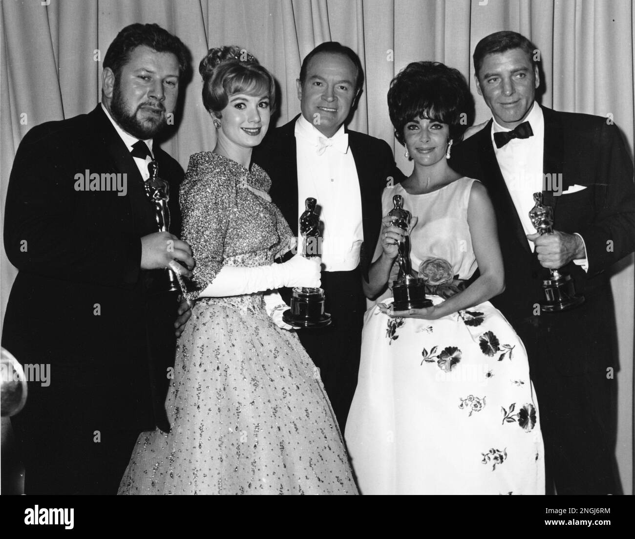 Master of Ceremonies Bob Hope, center, poses with four Oscar winners ...
