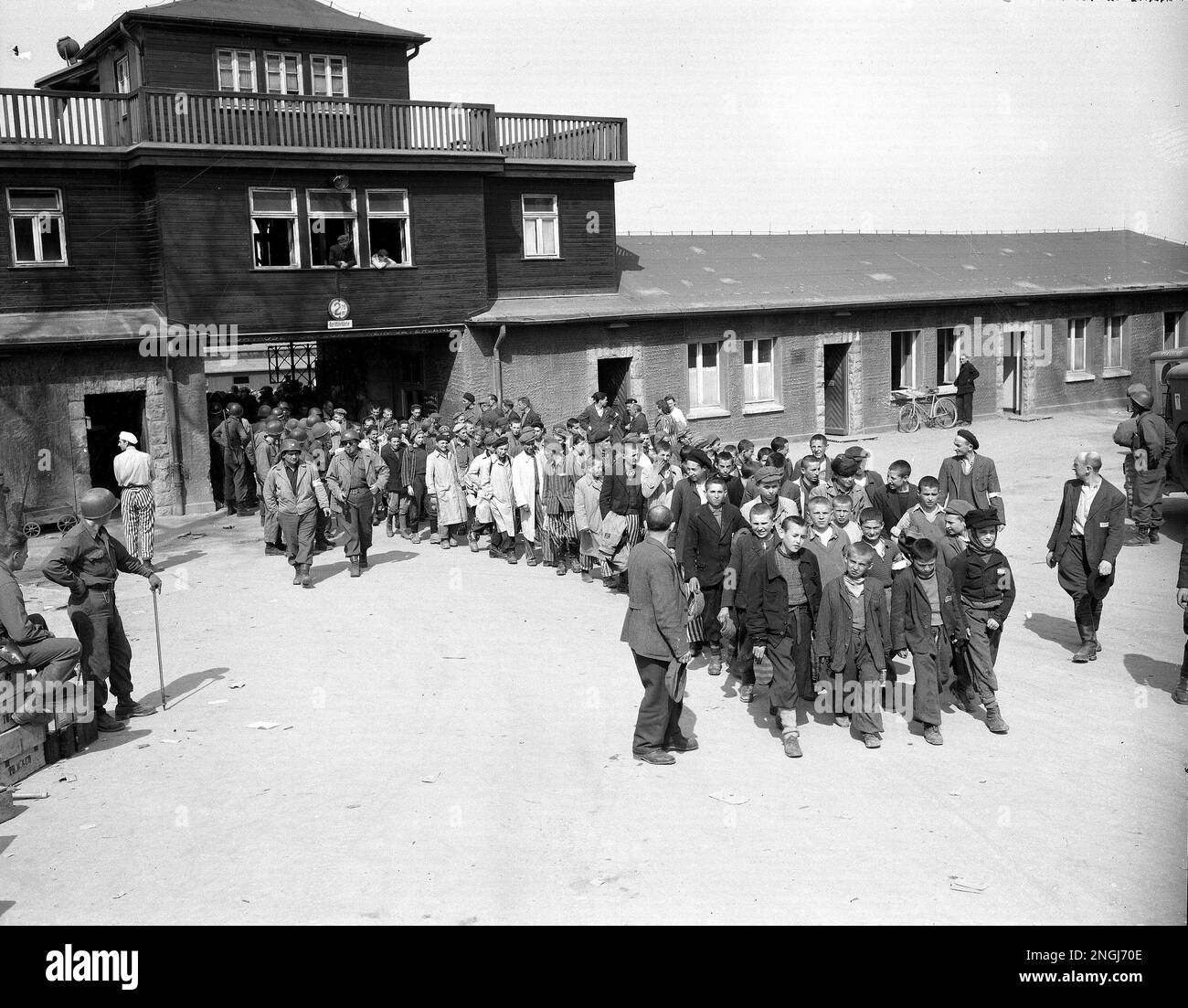 Inmates of the German concentration camp Buchenwald near Weimar ...