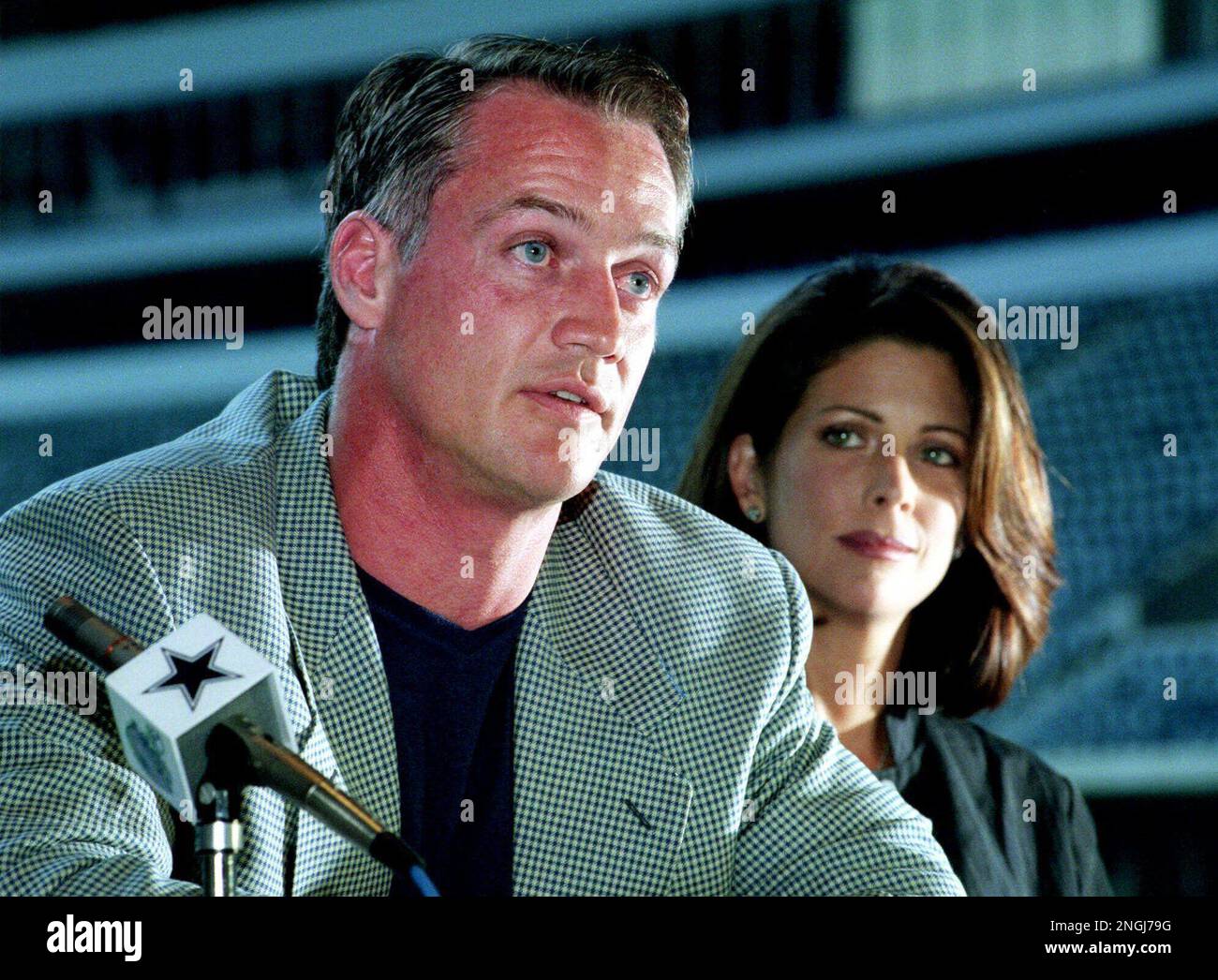 Dallas Cowboys fullback Daryl Johnston, left, announces his retirement ...